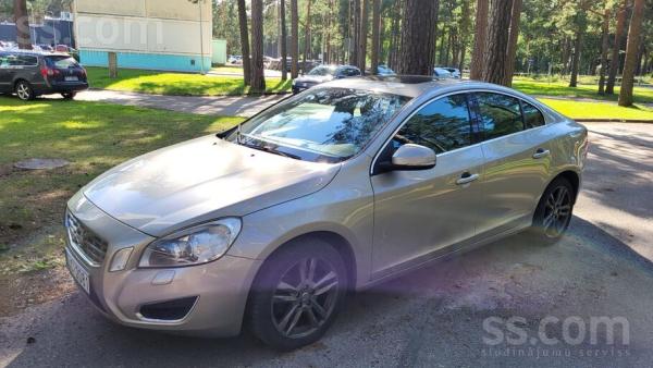 Pelēks Volvo S60 2012 Rīga, ar dzinēja tilpumu 2.00 L un nobraukumu 220 tūkst. km par 4900 €, foto 4 vietnē AUTOMOTO.COM.LV