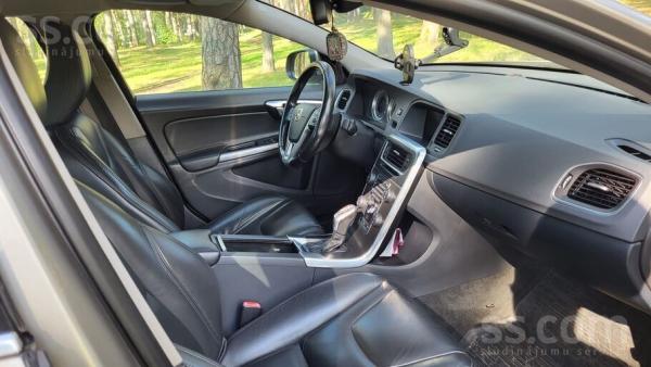 Pelēks Volvo S60 2012 Rīga, ar dzinēja tilpumu 2.00 L un nobraukumu 220 tūkst. km par 4900 €, foto 5 vietnē AUTOMOTO.COM.LV