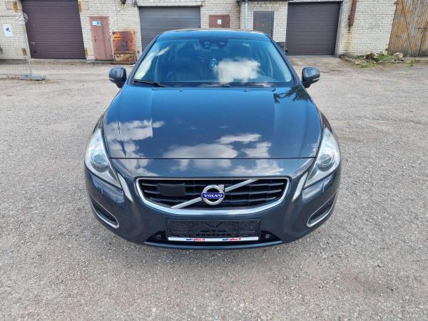 Grey Volvo S60 2012 in Pakruojis, with an engine capacity of 1.98 L and mileage of 264 thousand km for 6350 €, photo 2 on AUTOMOTO.COM.LV