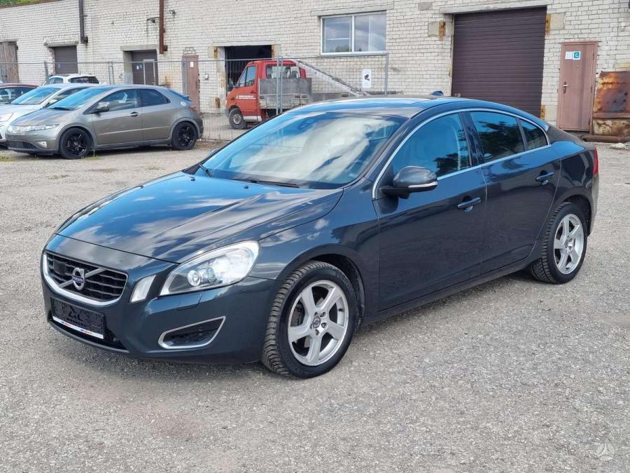 Grey Volvo S60 2012 in Pakruojis, with an engine capacity of 1.98 L and mileage of 264 thousand km for 6350 €, photo 4 on AUTOMOTO.COM.LV