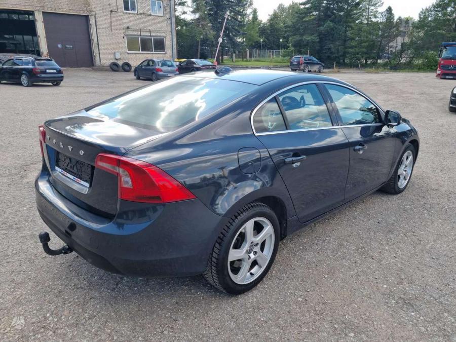 Grey Volvo S60 2012 in Pakruojis, with an engine capacity of 1.98 L and mileage of 264 thousand km for 6350 €, photo 7 on AUTOMOTO.COM.LV