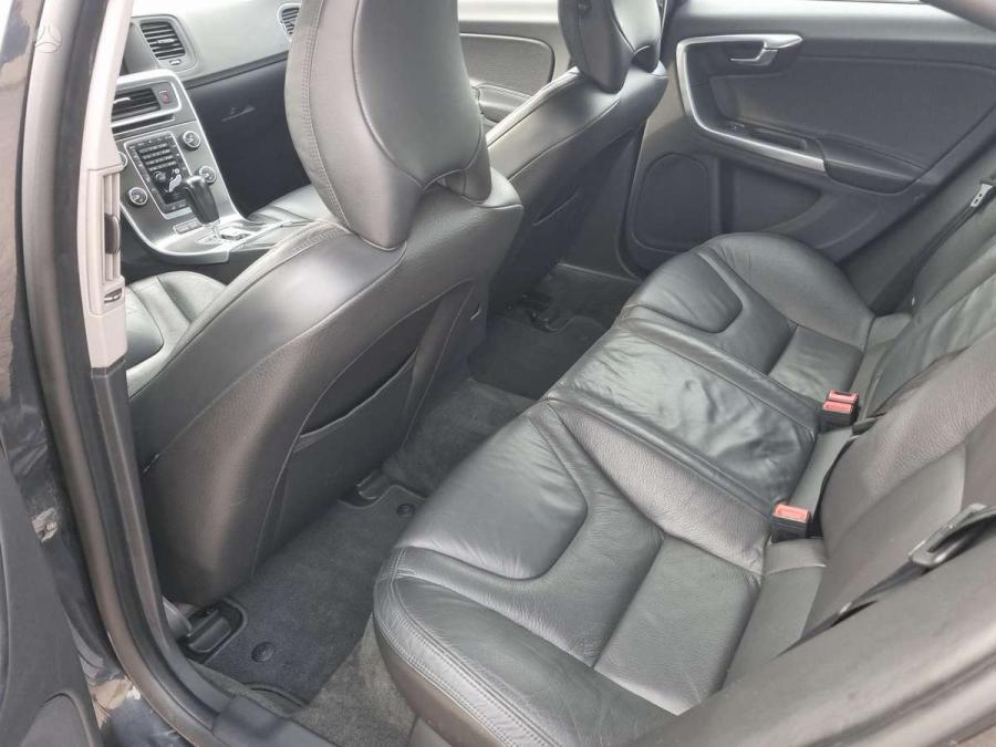 Grey Volvo S60 2012 in Pakruojis, with an engine capacity of 1.98 L and mileage of 264 thousand km for 6350 €, photo 10 on AUTOMOTO.COM.LV