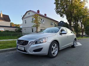 Pelēks Volvo S60 2012 Kauņa, ar dzinēja tilpumu 2.50 L un nobraukumu 270 tūkst. km par 4400 €, foto  vietnē AUTOMOTO.COM.LV