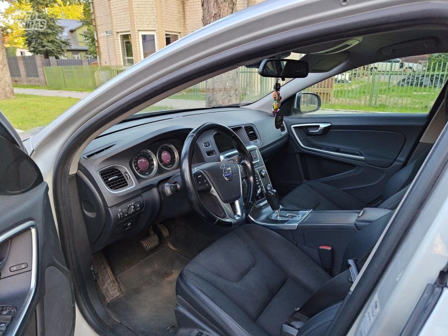 Grey Volvo S60 2012 in Kaunas, with an engine capacity of 2.50 L and mileage of 270 thousand km for 4400 €, photo 12 on AUTOMOTO.COM.LV