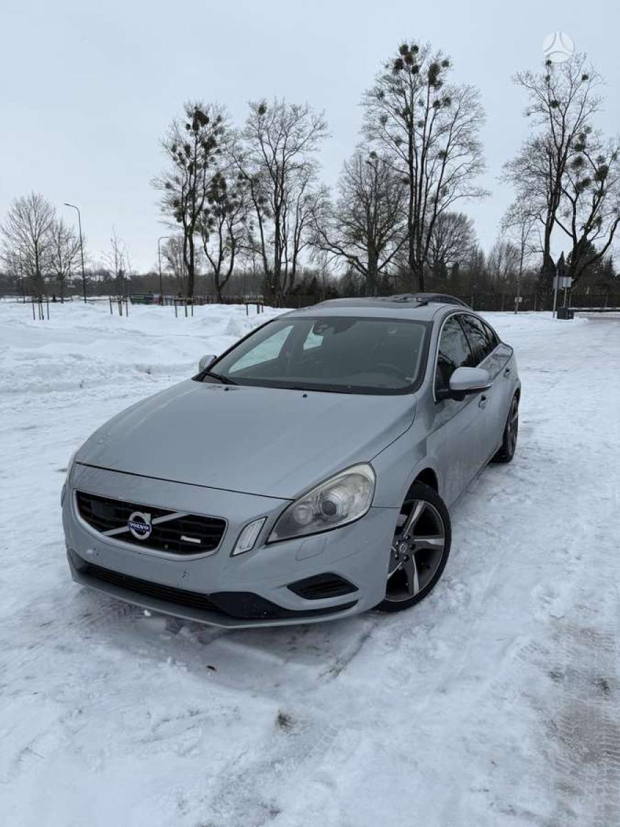 Grey Volvo S60 2013 in Kaunas, with an engine capacity of 1.56 L and mileage of 245 thousand km for 5750 €, photo 1 on AUTOMOTO.COM.LV
