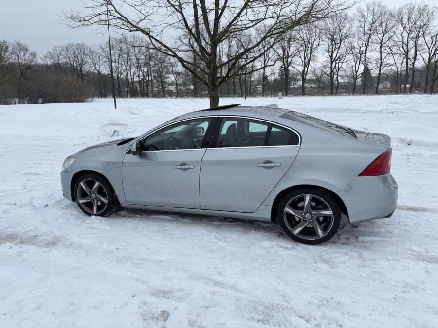 Grey Volvo S60 2013 in Kaunas, with an engine capacity of 1.56 L and mileage of 245 thousand km for 5750 €, photo 10 on AUTOMOTO.COM.LV