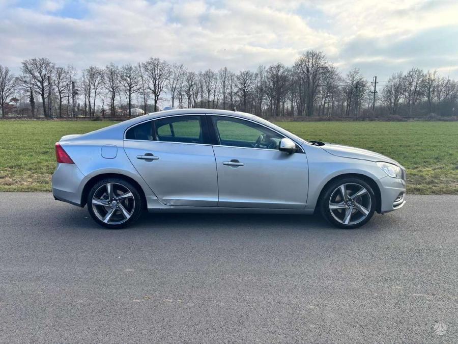 Grey Volvo S60 2013 in Kaunas, with an engine capacity of 1.56 L and mileage of 245 thousand km for 5850 €, photo 7 on AUTOMOTO.COM.LV