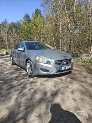 Pelēks Volvo S60 2013 Viļņa, ar dzinēja tilpumu 2.50 L un nobraukumu 246 tūkst. km par 4500 €, foto  vietnē AUTOMOTO.COM.LV