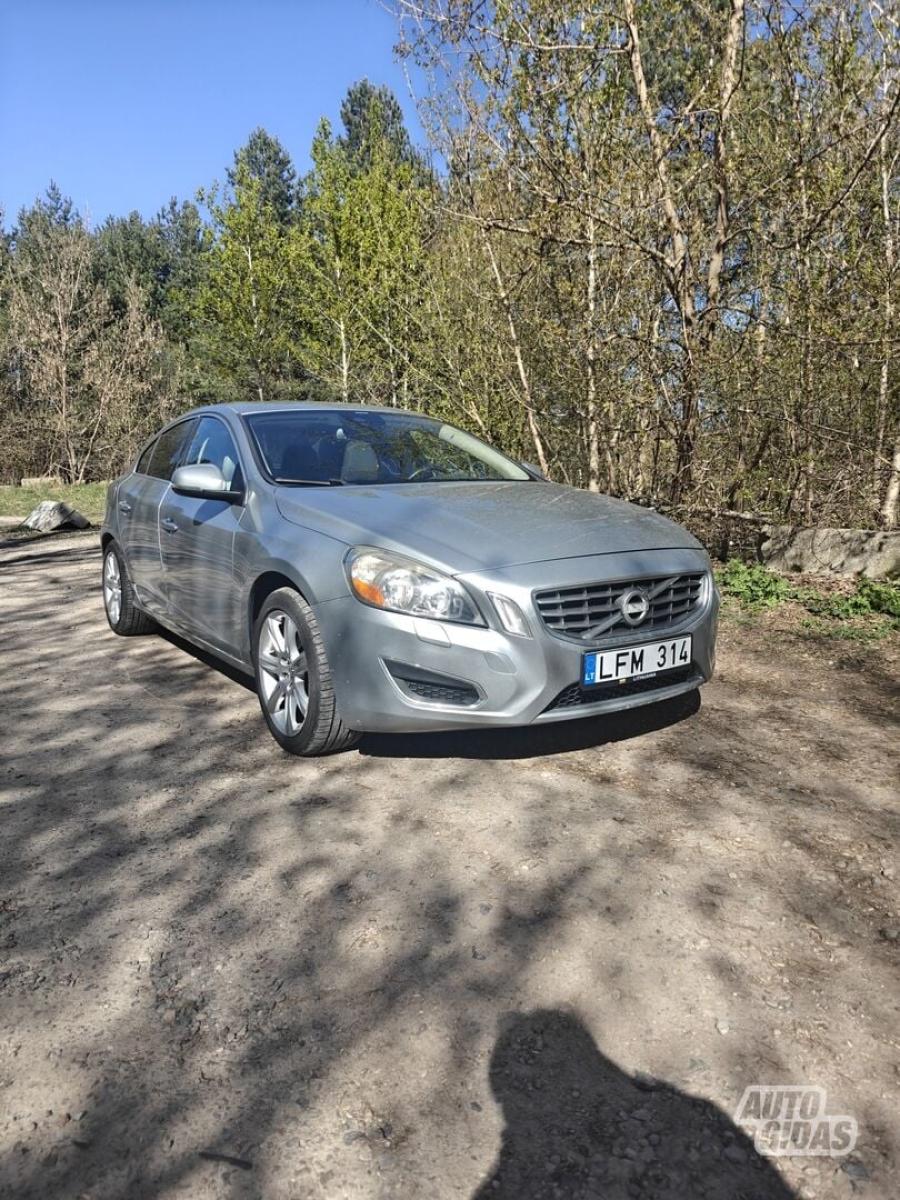 Grey Volvo S60 2013 in Vilnius, with an engine capacity of 2.50 L and mileage of 246 thousand km for 4500 €, photo 1 on AUTOMOTO.COM.LV