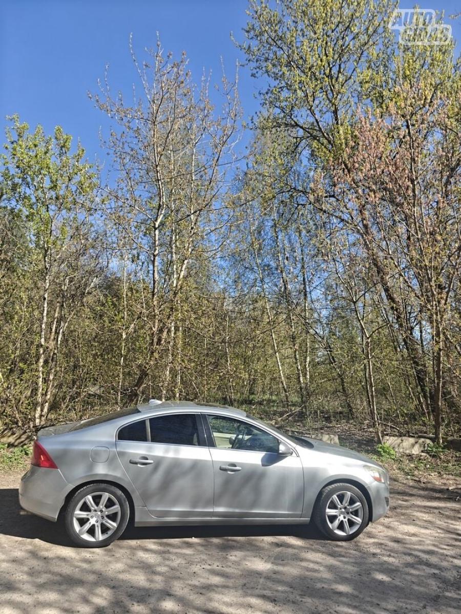 Grey Volvo S60 2013 in Vilnius, with an engine capacity of 2.50 L and mileage of 246 thousand km for 4500 €, photo 4 on AUTOMOTO.COM.LV