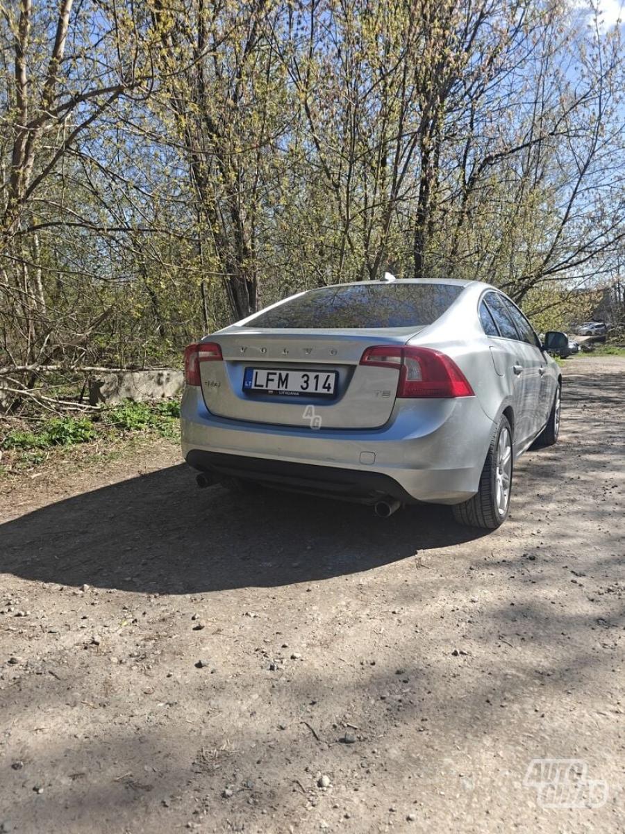 Grey Volvo S60 2013 in Vilnius, with an engine capacity of 2.50 L and mileage of 246 thousand km for 4500 €, photo 5 on AUTOMOTO.COM.LV