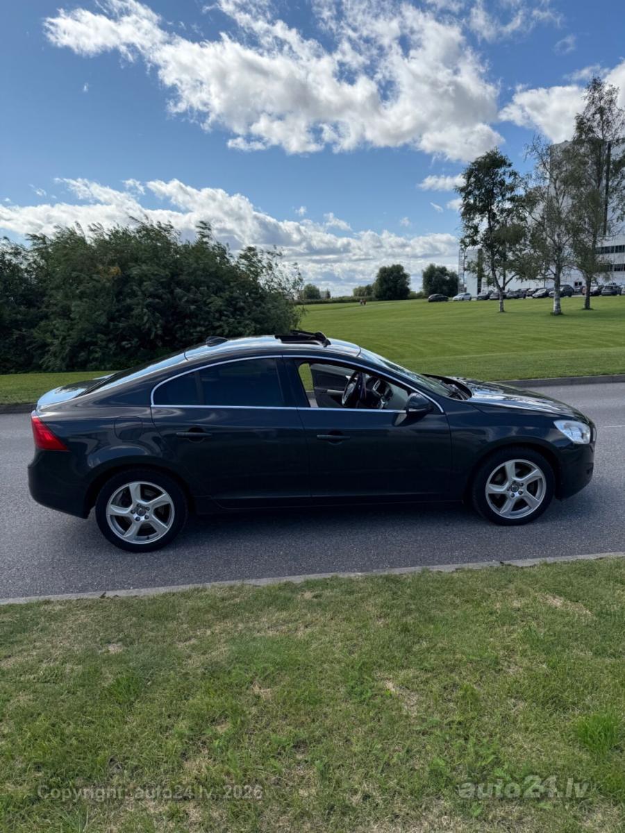Grey Volvo S60 2013 in Tallinn, with an engine capacity of 2.00 L and mileage of 230 thousand km for 6890 €, photo 8 on AUTOMOTO.COM.LV