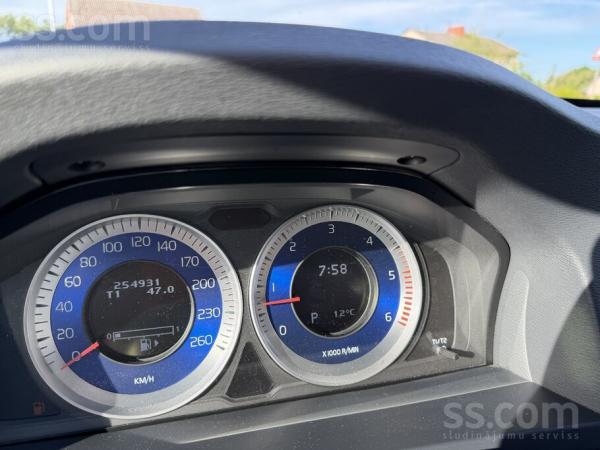 Grey Volvo S60 2013 in Ogre, with an engine capacity of 2.40 L and mileage of 255 thousand km for 9700 €, photo 6 on AUTOMOTO.COM.LV