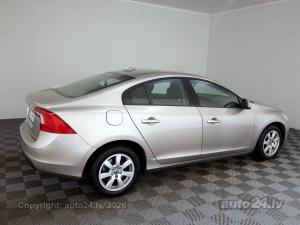 Pelēks Volvo S60 2013 Tallina, ar dzinēja tilpumu 1.60 L un nobraukumu 217 tūkst. km par 4299 €, foto 4 vietnē AUTOMOTO.COM.LV