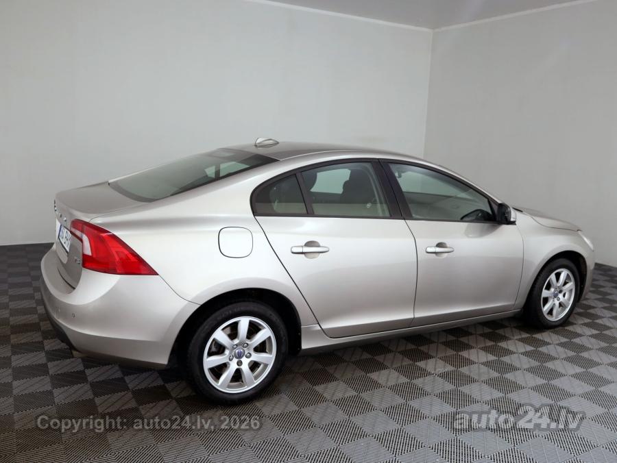 Pelēks Volvo S60 2013 Tallina, ar dzinēja tilpumu 1.60 L un nobraukumu 217 tūkst. km par 4299 €, foto 4 vietnē AUTOMOTO.COM.LV