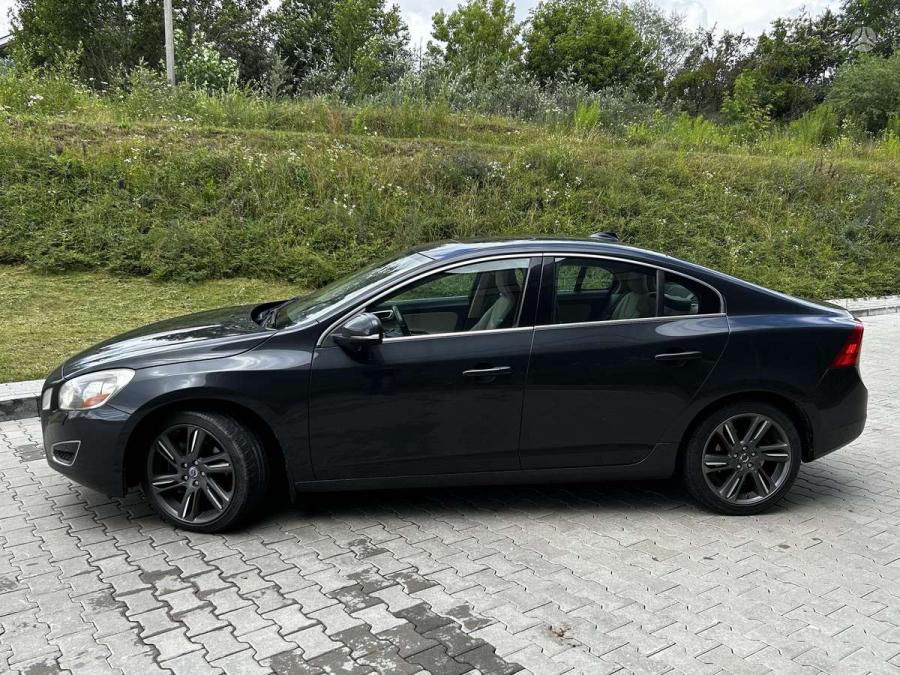 Grey Volvo S60 2013 in Vilnius, with an engine capacity of 2.95 L and mileage of 256 thousand km for 5800 €, photo 4 on AUTOMOTO.COM.LV
