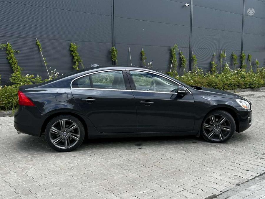 Grey Volvo S60 2013 in Vilnius, with an engine capacity of 2.95 L and mileage of 256 thousand km for 5800 €, photo 8 on AUTOMOTO.COM.LV