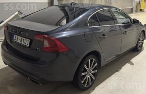 Pelēks Volvo S60 2013 Rīga, ar dzinēja tilpumu 2.50 L un nobraukumu 140 tūkst. km par 8550 €, foto 3 vietnē AUTOMOTO.COM.LV