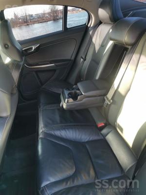 Pelēks Volvo S60 2013 Rīga, ar dzinēja tilpumu 2.50 L un nobraukumu 140 tūkst. km par 8550 €, foto 6 vietnē AUTOMOTO.COM.LV