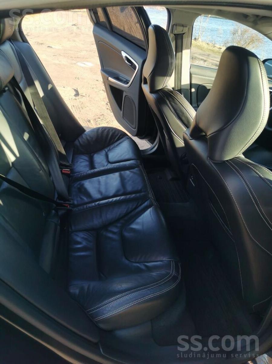 Pelēks Volvo S60 2013 Rīga, ar dzinēja tilpumu 2.50 L un nobraukumu 140 tūkst. km par 8550 €, foto 7 vietnē AUTOMOTO.COM.LV