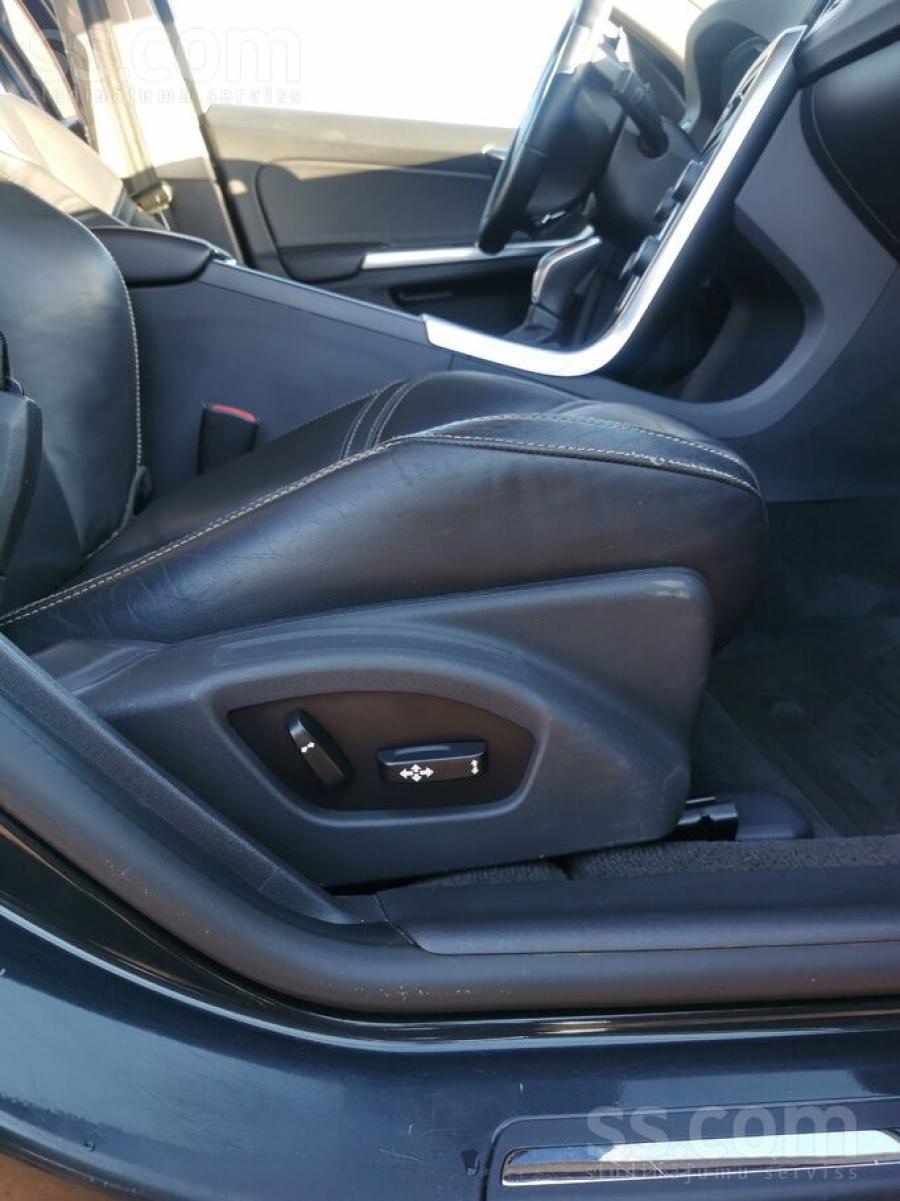 Pelēks Volvo S60 2013 Rīga, ar dzinēja tilpumu 2.50 L un nobraukumu 140 tūkst. km par 8550 €, foto 11 vietnē AUTOMOTO.COM.LV