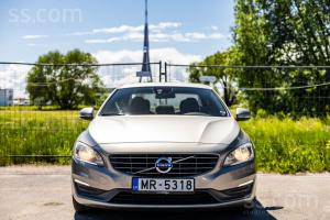 Pelēks Volvo S60 2014 Rīga, ar dzinēja tilpumu 2.00 L un nobraukumu 256 tūkst. km par 8390 €, foto 4 vietnē AUTOMOTO.COM.LV