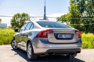 Pelēks Volvo S60 2014 Rīga, ar dzinēja tilpumu 2.00 L un nobraukumu 256 tūkst. km par 8390 €, foto 7 vietnē AUTOMOTO.COM.LV