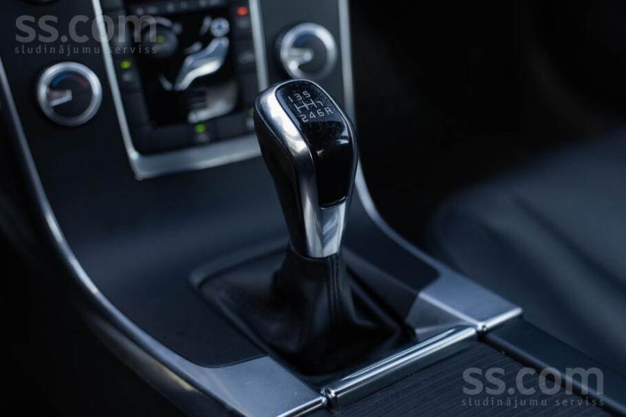 Pelēks Volvo S60 2014 Rīga, ar dzinēja tilpumu 2.00 L un nobraukumu 256 tūkst. km par 8390 €, foto 24 vietnē AUTOMOTO.COM.LV