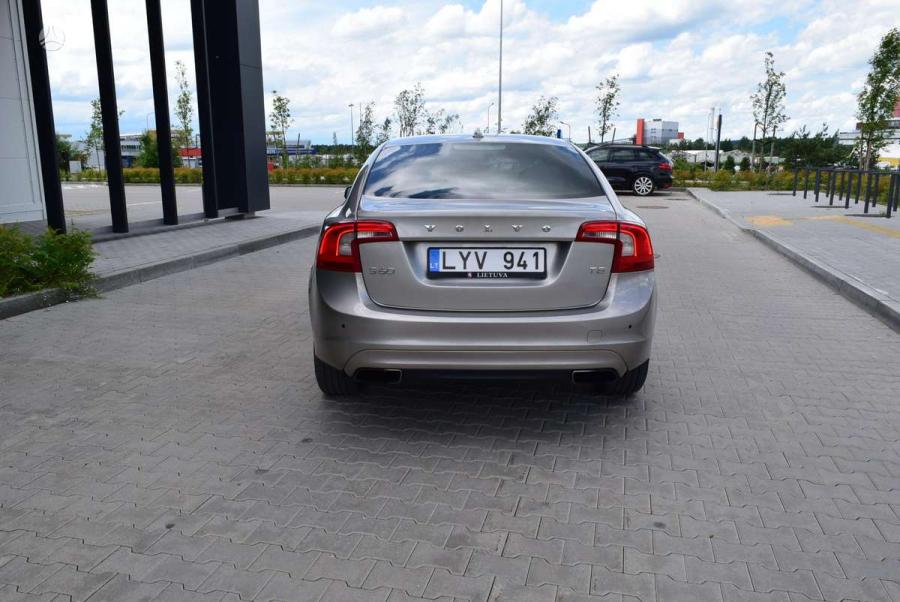 Pelēks Volvo S60 2014 Viļņa, ar dzinēja tilpumu 2.50 L un nobraukumu 155 tūkst. km par 8700 €, foto 7 vietnē AUTOMOTO.COM.LV