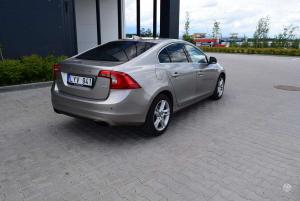 Pelēks Volvo S60 2014 Viļņa, ar dzinēja tilpumu 2.50 L un nobraukumu 155 tūkst. km par 8700 €, foto 8 vietnē AUTOMOTO.COM.LV