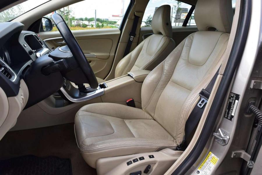 Pelēks Volvo S60 2014 Viļņa, ar dzinēja tilpumu 2.50 L un nobraukumu 155 tūkst. km par 8700 €, foto 10 vietnē AUTOMOTO.COM.LV