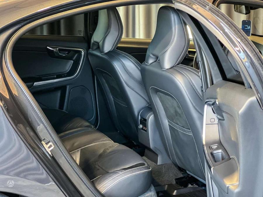 Pelēks Volvo S60 2015 Marijampole, ar dzinēja tilpumu 1.97 L un nobraukumu 209 tūkst. km par 10950 €, foto 24 vietnē AUTOMOTO.COM.LV