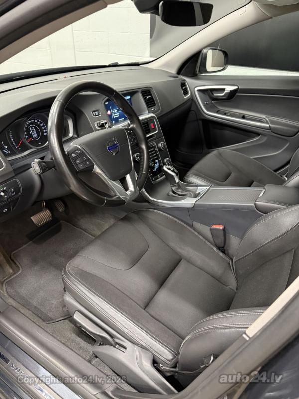 Pelēks Volvo S60 2015 Tallina, ar dzinēja tilpumu 2.00 L un nobraukumu 98 tūkst. km par 12495 €, foto 11 vietnē AUTOMOTO.COM.LV