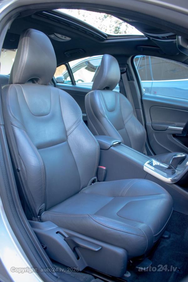 Pelēks Volvo S60 2015 Tallina, ar dzinēja tilpumu 2.40 L un nobraukumu 182 tūkst. km par 15990 €, foto 11 vietnē AUTOMOTO.COM.LV
