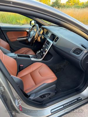 Grey Volvo S60 2015 in Tallinn, with an engine capacity of 2.00 L and mileage of 152 thousand km for 11000 €, photo 7 on AUTOMOTO.COM.LV
