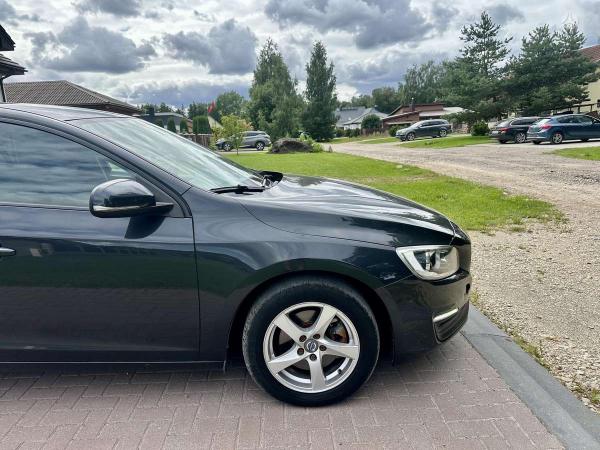 Grey Volvo S60 2015 in Siauliai, with an engine capacity of 1.97 L and mileage of 244 thousand km for 6450 €, photo 5 on AUTOMOTO.COM.LV