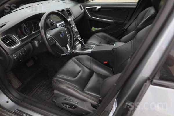 Pelēks Volvo S60 2015 Rīga, ar dzinēja tilpumu 2.00 L un nobraukumu 200 tūkst. km par 9900 €, foto 2 vietnē AUTOMOTO.COM.LV