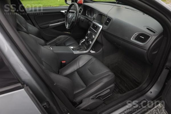 Pelēks Volvo S60 2015 Rīga, ar dzinēja tilpumu 2.00 L un nobraukumu 200 tūkst. km par 9900 €, foto 3 vietnē AUTOMOTO.COM.LV