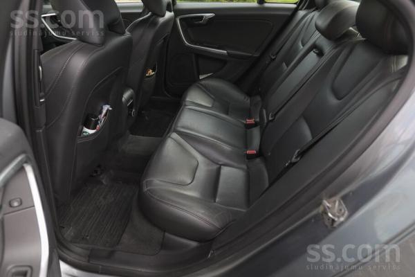 Pelēks Volvo S60 2015 Rīga, ar dzinēja tilpumu 2.00 L un nobraukumu 200 tūkst. km par 9900 €, foto 5 vietnē AUTOMOTO.COM.LV