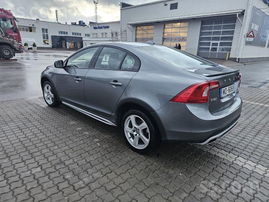 Pelēks Volvo S60 2016 Rīga, ar dzinēja tilpumu 2.40 L un nobraukumu 126 tūkst. km par 13000 €, foto 4 vietnē AUTOMOTO.COM.LV