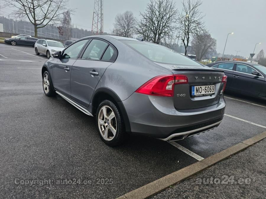 Grey Volvo S60 2016 in Tallinn, with an engine capacity of 2.40 L and mileage of 126 thousand km for 14000 €, photo 5 on AUTOMOTO.COM.LV