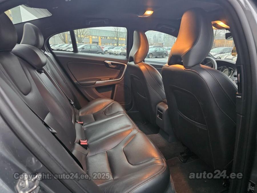 Grey Volvo S60 2016 in Tallinn, with an engine capacity of 2.40 L and mileage of 126 thousand km for 14000 €, photo 8 on AUTOMOTO.COM.LV