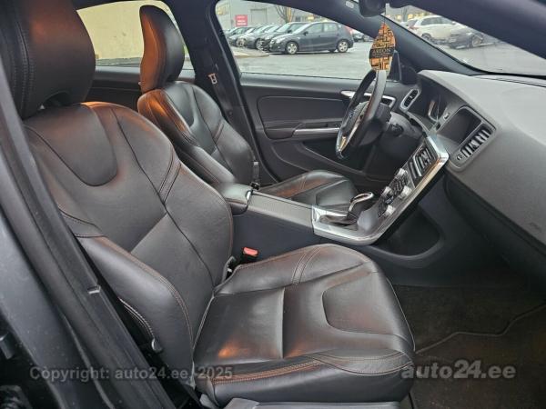 Grey Volvo S60 2016 in Tallinn, with an engine capacity of 2.40 L and mileage of 126 thousand km for 14000 €, photo 9 on AUTOMOTO.COM.LV
