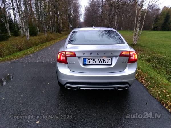Pelēks Volvo S60 2016 Pērnava, ar dzinēja tilpumu 2.00 L un nobraukumu 210 tūkst. km par 12500 €, foto 4 vietnē AUTOMOTO.COM.LV
