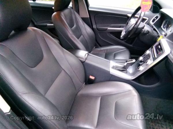 Pelēks Volvo S60 2016 Pērnava, ar dzinēja tilpumu 2.00 L un nobraukumu 210 tūkst. km par 12500 €, foto 10 vietnē AUTOMOTO.COM.LV