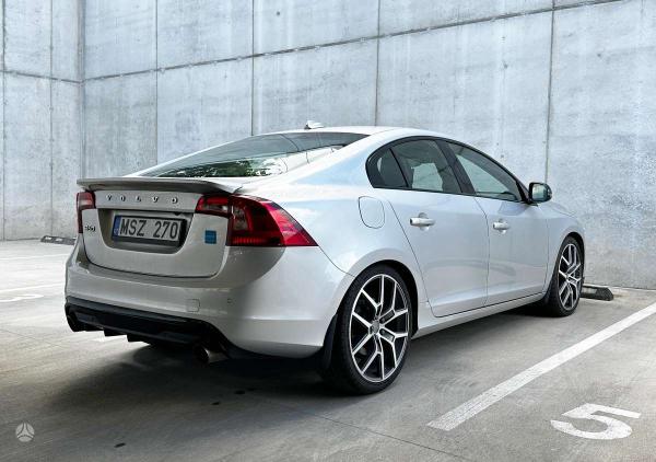 Pelēks Volvo S60 2016 Viļņa, ar dzinēja tilpumu 2.95 L un nobraukumu 150 tūkst. km par 19200 €, foto 3 vietnē AUTOMOTO.COM.LV