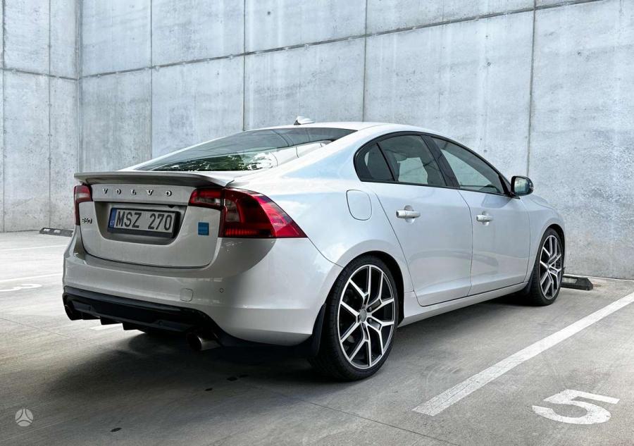 Pelēks Volvo S60 2016 Viļņa, ar dzinēja tilpumu 2.95 L un nobraukumu 150 tūkst. km par 19200 €, foto 4 vietnē AUTOMOTO.COM.LV