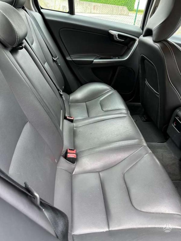Grey Volvo S60 2016 in Siauliai, with an engine capacity of 1.98 L and mileage of 242 thousand km for 6200 €, photo 8 on AUTOMOTO.COM.LV