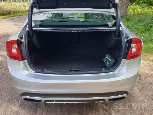 Pelēks Volvo S60 2016 Rīga, ar dzinēja tilpumu 2.50 L un nobraukumu 90 tūkst. km par 12800 €, foto 5 vietnē AUTOMOTO.COM.LV