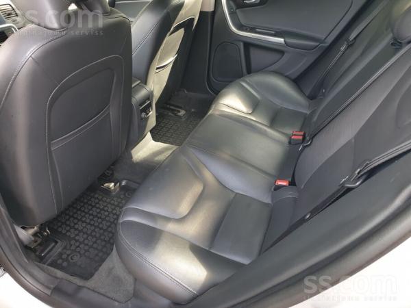 Pelēks Volvo S60 2016 Rīga, ar dzinēja tilpumu 2.50 L un nobraukumu 90 tūkst. km par 12800 €, foto 6 vietnē AUTOMOTO.COM.LV